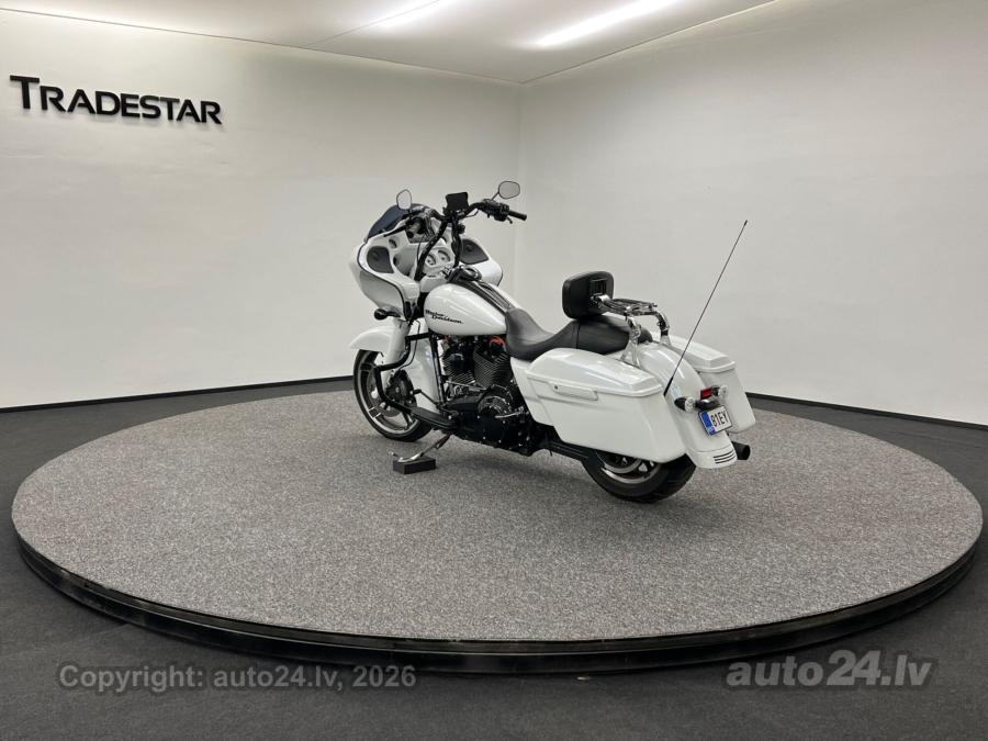 Balts Harley-Davidson Road Glide 2016 Pērnava, ar dzinēja tilpumu 1.69 L un nobraukumu 10 tūkst. km par 16990 €, foto 8 vietnē AUTOMOTO.COM.LV