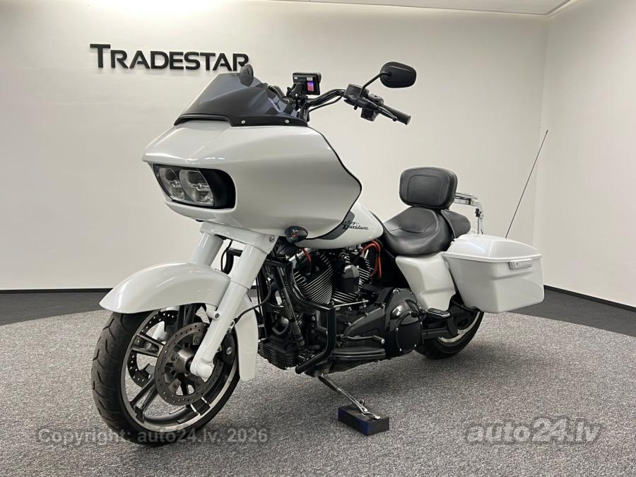 Balts Harley-Davidson Road Glide 2016 Pērnava, ar dzinēja tilpumu 1.69 L un nobraukumu 10 tūkst. km par 16990 €, foto 10 vietnē AUTOMOTO.COM.LV