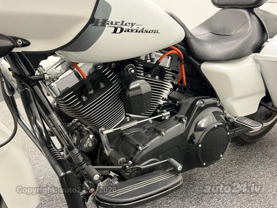 Balts Harley-Davidson Road Glide 2016 Pērnava, ar dzinēja tilpumu 1.69 L un nobraukumu 10 tūkst. km par 16990 €, foto 12 vietnē AUTOMOTO.COM.LV