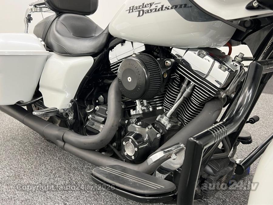 Balts Harley-Davidson Road Glide 2016 Pērnava, ar dzinēja tilpumu 1.69 L un nobraukumu 10 tūkst. km par 16990 €, foto 13 vietnē AUTOMOTO.COM.LV