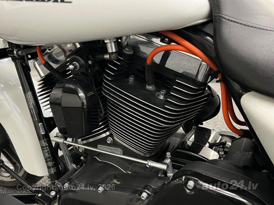 Balts Harley-Davidson Road Glide 2016 Pērnava, ar dzinēja tilpumu 1.69 L un nobraukumu 10 tūkst. km par 16990 €, foto 15 vietnē AUTOMOTO.COM.LV