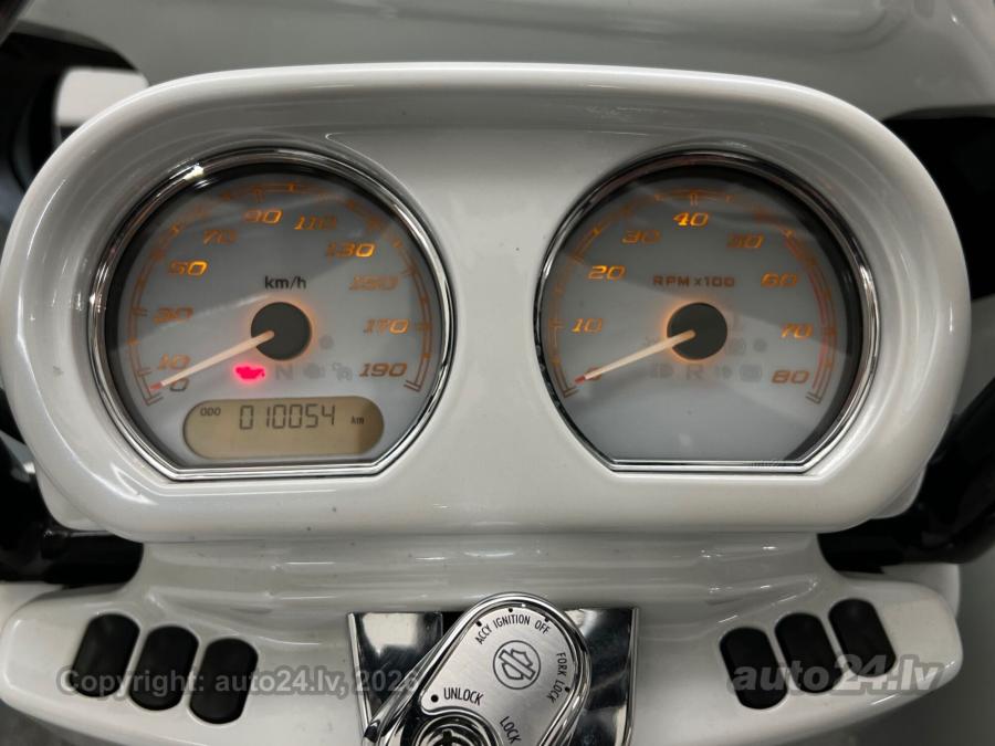Balts Harley-Davidson Road Glide 2016 Pērnava, ar dzinēja tilpumu 1.69 L un nobraukumu 10 tūkst. km par 16990 €, foto 23 vietnē AUTOMOTO.COM.LV
