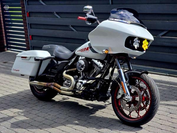 White Harley-Davidson Road Glide 2016 in Klaipeda, with an engine capacity of 1.80 L and mileage of 12 thousand km for 15900 €, photo 1 on AUTOMOTO.COM.LV