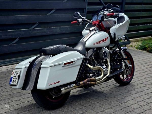 White Harley-Davidson Road Glide 2016 in Klaipeda, with an engine capacity of 1.80 L and mileage of 12 thousand km for 15900 €, photo 4 on AUTOMOTO.COM.LV