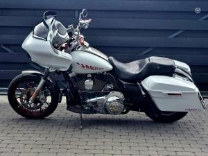White Harley-Davidson Road Glide 2016 in Klaipeda, with an engine capacity of 1.80 L and mileage of 12 thousand km for 15900 €, photo 6 on AUTOMOTO.COM.LV