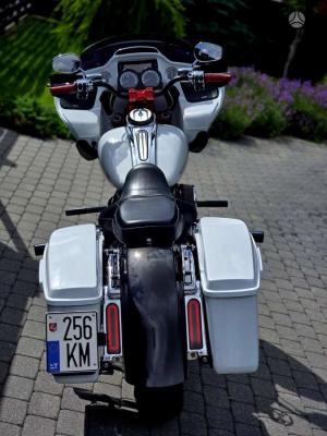White Harley-Davidson Road Glide 2016 in Klaipeda, with an engine capacity of 1.80 L and mileage of 12 thousand km for 15900 €, photo 9 on AUTOMOTO.COM.LV
