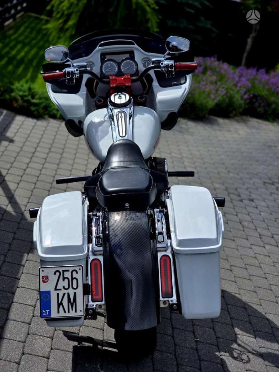 White Harley-Davidson Road Glide 2016 in Klaipeda, with an engine capacity of 1.80 L and mileage of 12 thousand km for 15900 €, photo 9 on AUTOMOTO.COM.LV