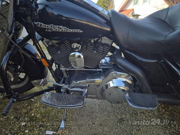 Black Harley-Davidson Road King 2007 in Parnu, with an engine capacity of 1.58 L and mileage of 38 thousand km for 8400 €, photo 11 on AUTOMOTO.COM.LV