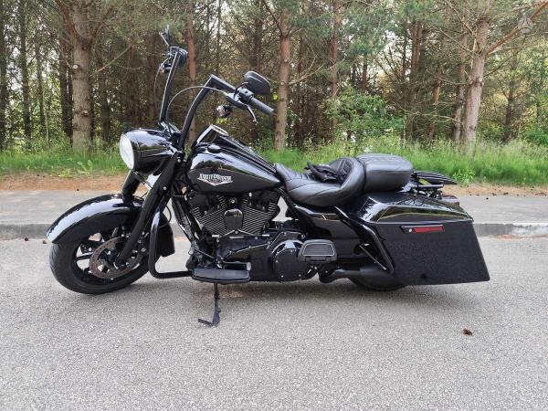 Black Harley-Davidson Road King 2016 in Kretinga, with an engine capacity of 1.69 L and mileage of 43 thousand km for 14999 €, photo 1 on AUTOMOTO.COM.LV