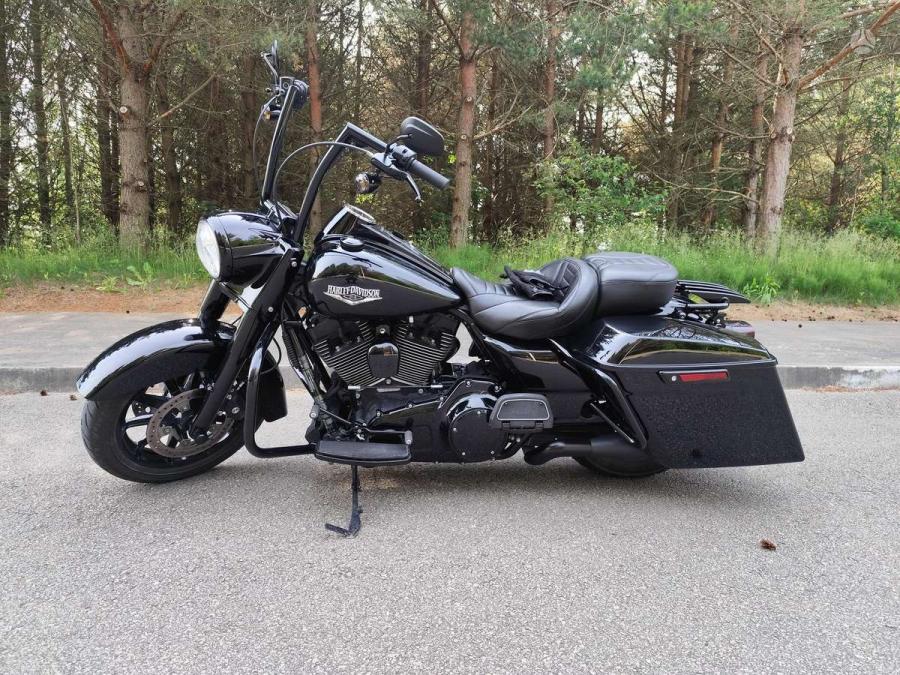Black Harley-Davidson Road King 2016 in Kretinga, with an engine capacity of 1.69 L and mileage of 43 thousand km for 14999 €, photo 1 on AUTOMOTO.COM.LV