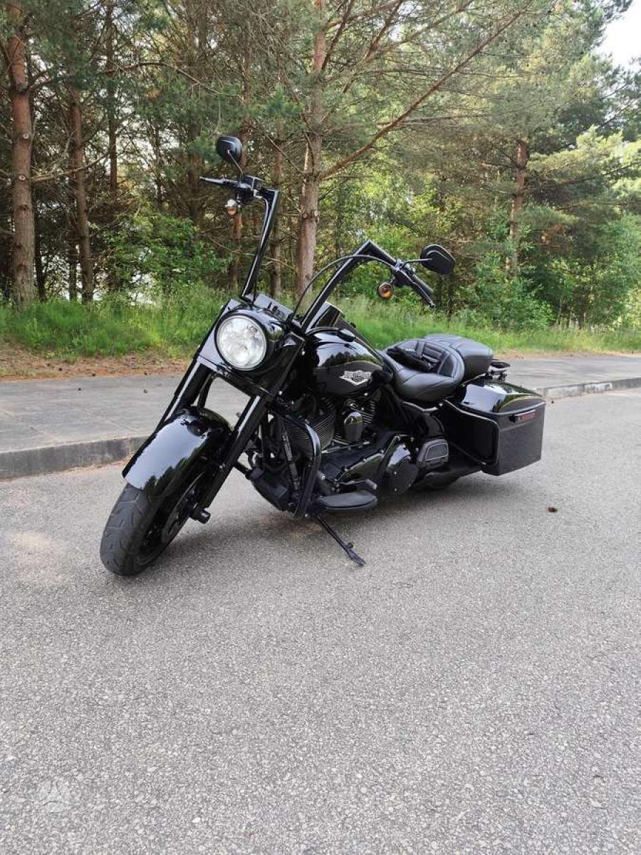 Black Harley-Davidson Road King 2016 in Kretinga, with an engine capacity of 1.69 L and mileage of 43 thousand km for 14999 €, photo 3 on AUTOMOTO.COM.LV