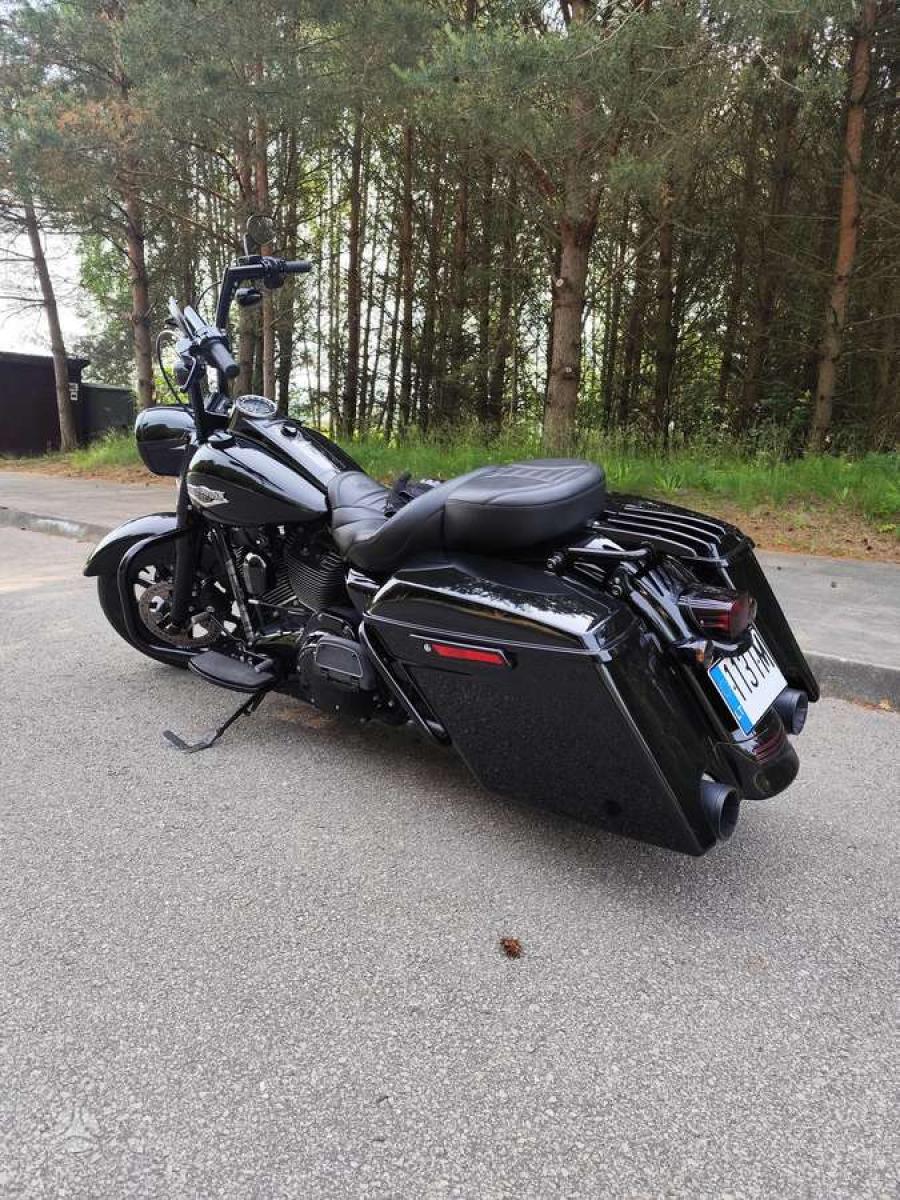 Black Harley-Davidson Road King 2016 in Kretinga, with an engine capacity of 1.69 L and mileage of 43 thousand km for 14999 €, photo 5 on AUTOMOTO.COM.LV