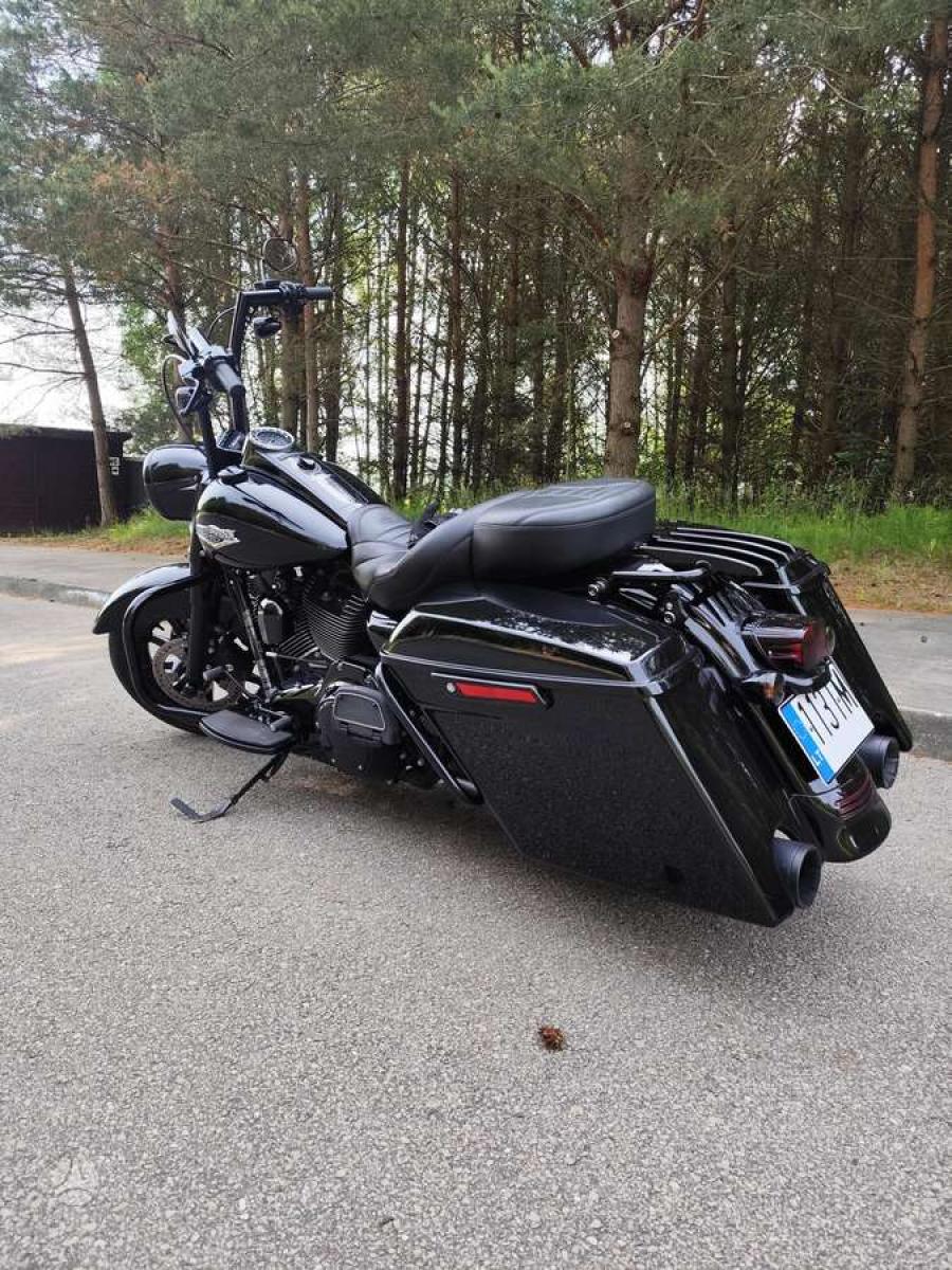 Black Harley-Davidson Road King 2016 in Kretinga, with an engine capacity of 1.69 L and mileage of 43 thousand km for 14999 €, photo 6 on AUTOMOTO.COM.LV