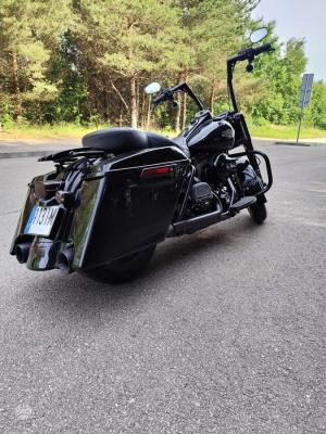 Black Harley-Davidson Road King 2016 in Kretinga, with an engine capacity of 1.69 L and mileage of 43 thousand km for 14999 €, photo 7 on AUTOMOTO.COM.LV