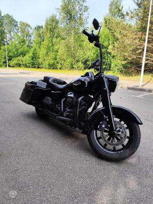 Black Harley-Davidson Road King 2016 in Kretinga, with an engine capacity of 1.69 L and mileage of 43 thousand km for 14999 €, photo 9 on AUTOMOTO.COM.LV