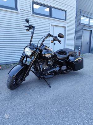 Black Harley-Davidson Road King 2016 in Kretinga, with an engine capacity of 1.69 L and mileage of 43 thousand km for 14999 €, photo 10 on AUTOMOTO.COM.LV