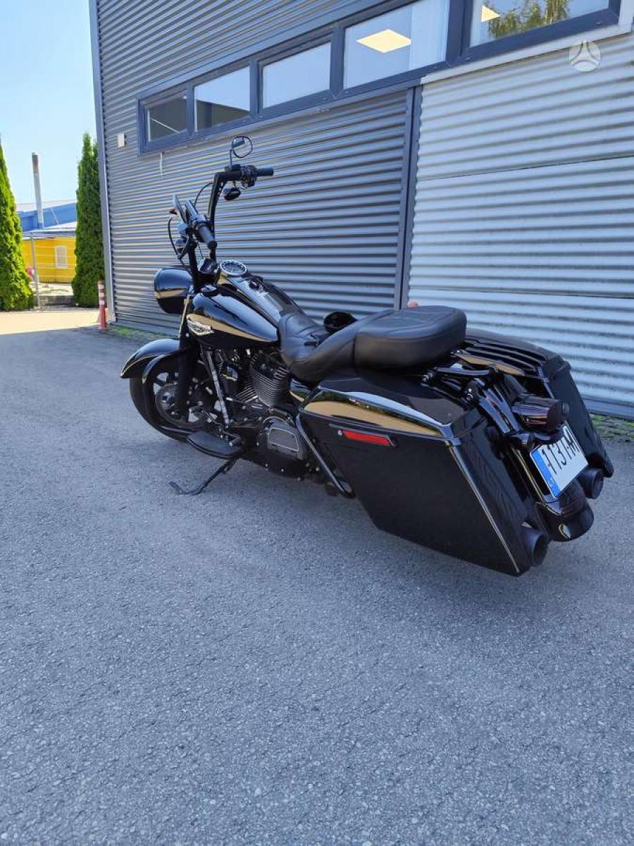 Black Harley-Davidson Road King 2016 in Kretinga, with an engine capacity of 1.69 L and mileage of 43 thousand km for 14999 €, photo 11 on AUTOMOTO.COM.LV
