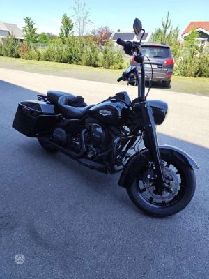 Black Harley-Davidson Road King 2016 in Kretinga, with an engine capacity of 1.69 L and mileage of 43 thousand km for 14999 €, photo 12 on AUTOMOTO.COM.LV
