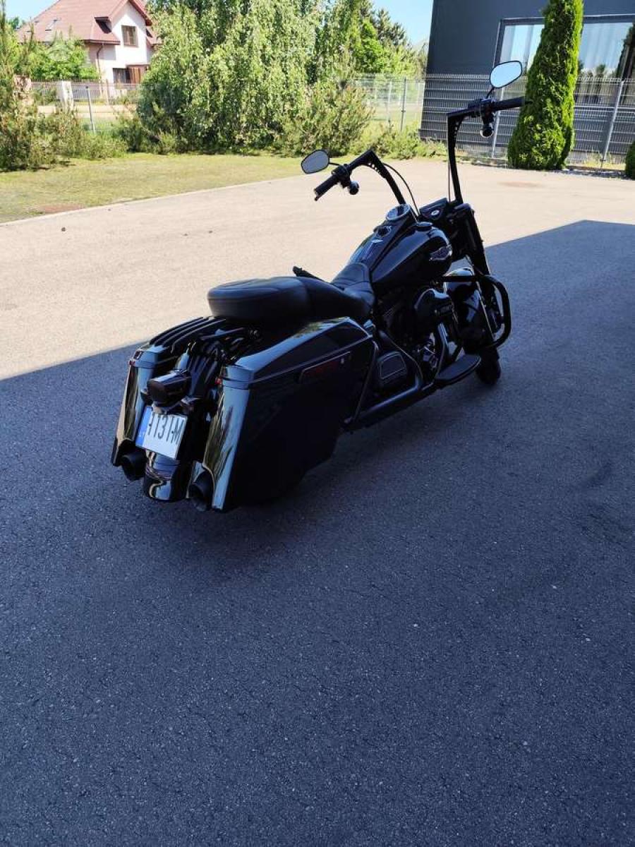 Black Harley-Davidson Road King 2016 in Kretinga, with an engine capacity of 1.69 L and mileage of 43 thousand km for 14999 €, photo 13 on AUTOMOTO.COM.LV