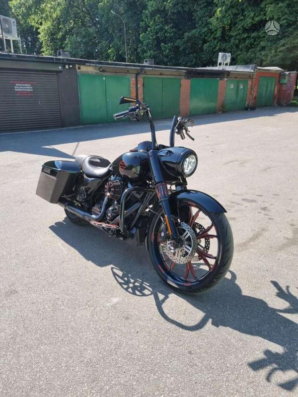 Black Harley-Davidson Road King 2018 in Klaipeda, with an engine capacity of 1.75 L and mileage of 26 thousand km for 20000 €, photo 1 on AUTOMOTO.COM.LV