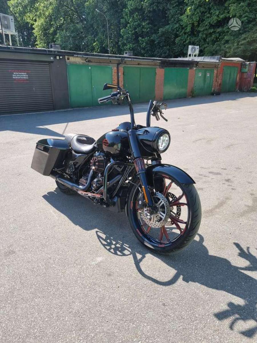 Black Harley-Davidson Road King 2018 in Klaipeda, with an engine capacity of 1.75 L and mileage of 26 thousand km for 20000 €, photo 1 on AUTOMOTO.COM.LV