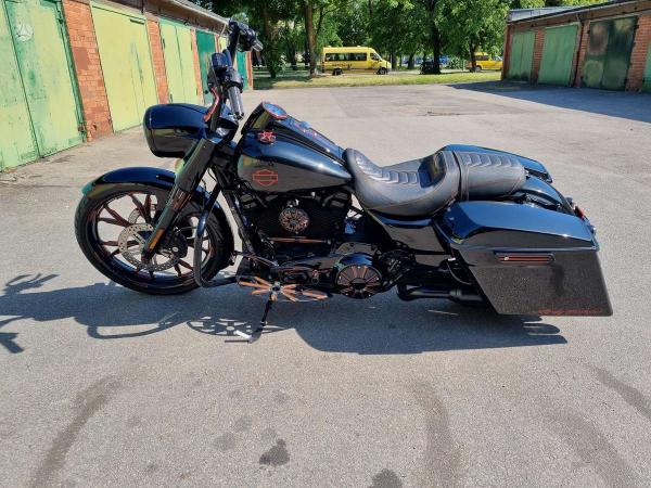Black Harley-Davidson Road King 2018 in Klaipeda, with an engine capacity of 1.75 L and mileage of 26 thousand km for 20000 €, photo 2 on AUTOMOTO.COM.LV