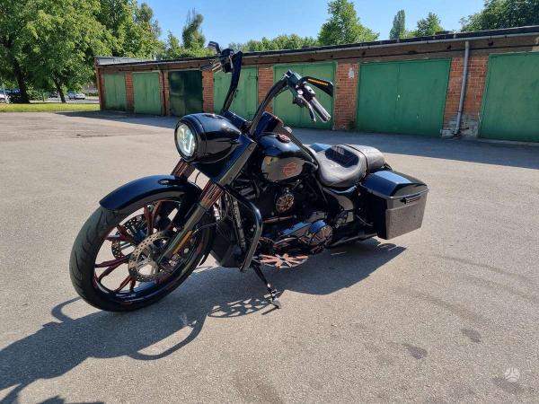 Black Harley-Davidson Road King 2018 in Klaipeda, with an engine capacity of 1.75 L and mileage of 26 thousand km for 20000 €, photo 3 on AUTOMOTO.COM.LV