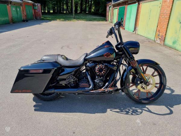 Black Harley-Davidson Road King 2018 in Klaipeda, with an engine capacity of 1.75 L and mileage of 26 thousand km for 20000 €, photo 4 on AUTOMOTO.COM.LV