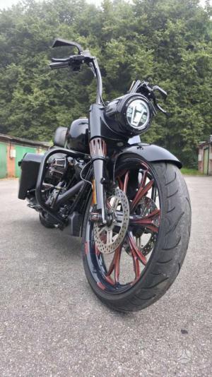 Black Harley-Davidson Road King 2018 in Klaipeda, with an engine capacity of 1.75 L and mileage of 26 thousand km for 20000 €, photo 6 on AUTOMOTO.COM.LV