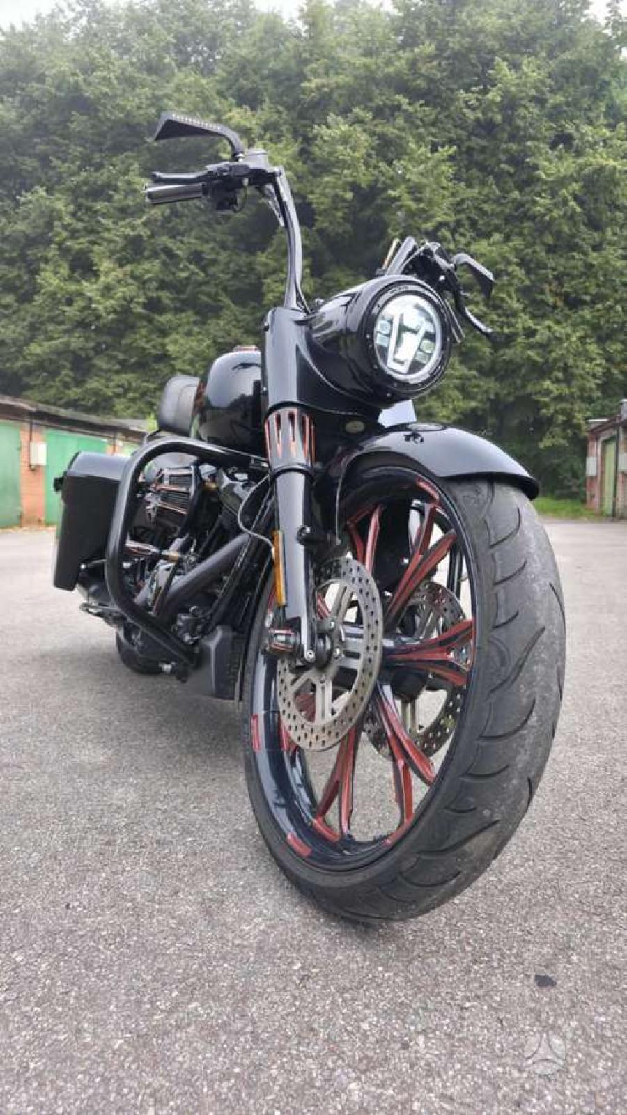 Black Harley-Davidson Road King 2018 in Klaipeda, with an engine capacity of 1.75 L and mileage of 26 thousand km for 20000 €, photo 6 on AUTOMOTO.COM.LV