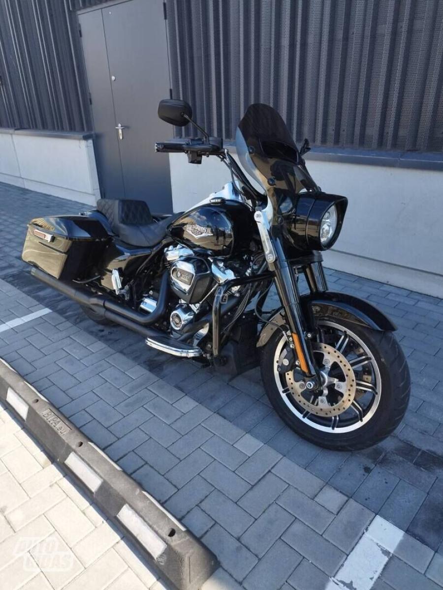 Melns Harley-Davidson Road King 2018 Kauņa, ar dzinēja tilpumu 1.80 L un nobraukumu 12 tūkst. km par 9400 €, foto 3 vietnē AUTOMOTO.COM.LV