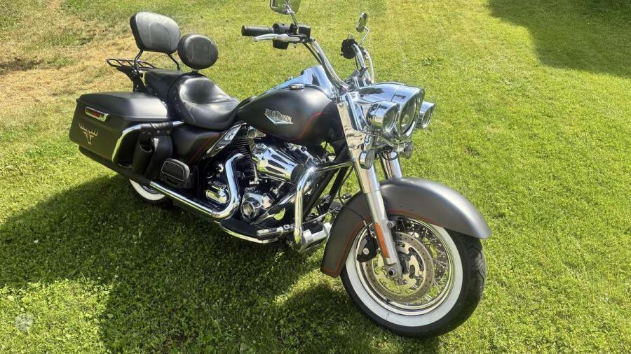 Grey Harley-Davidson Road King 2016 in Vilnius, with an engine capacity of 1.69 L and mileage of 49 thousand km for 12000 €, photo 1 on AUTOMOTO.COM.LV