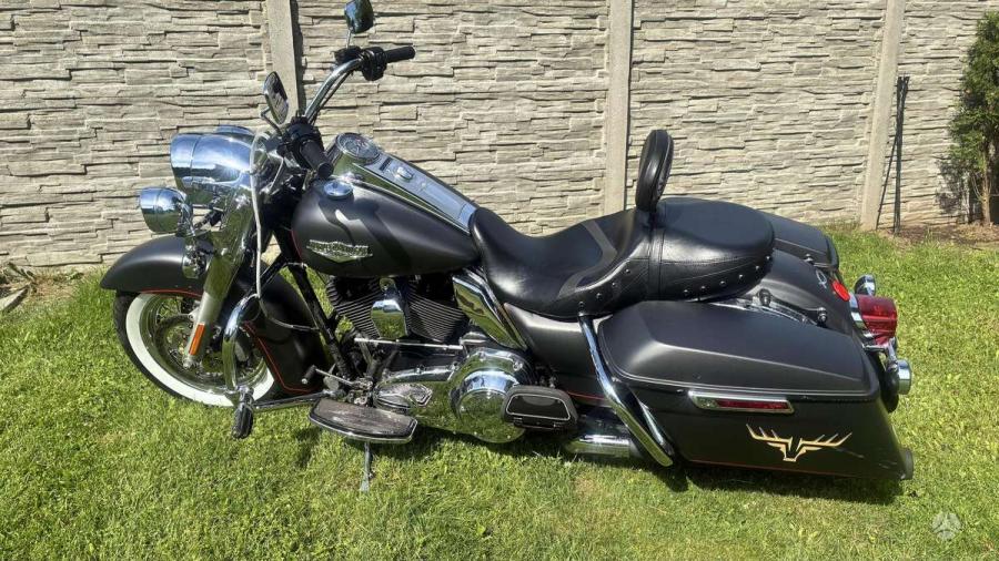 Grey Harley-Davidson Road King 2016 in Vilnius, with an engine capacity of 1.69 L and mileage of 49 thousand km for 12000 €, photo 3 on AUTOMOTO.COM.LV