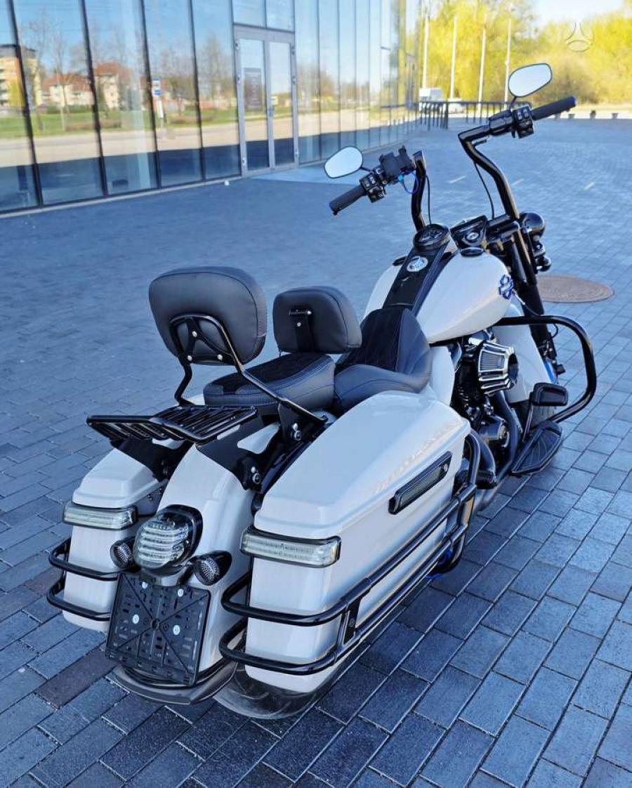 Pelēks Harley-Davidson Road King 2017 Šauļi, ar dzinēja tilpumu 0.00 L un nobraukumu 18 tūkst. km par 11900 €, foto 3 vietnē AUTOMOTO.COM.LV