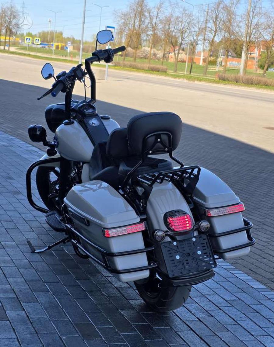 Pelēks Harley-Davidson Road King 2017 Šauļi, ar dzinēja tilpumu 0.00 L un nobraukumu 18 tūkst. km par 11900 €, foto 4 vietnē AUTOMOTO.COM.LV
