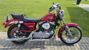 Sarkans Harley-Davidson Sportster 1979 Kauņa, ar dzinēja tilpumu 1.00 L un nobraukumu 1000 tūkst. km par 6750 €, foto  vietnē AUTOMOTO.COM.LV
