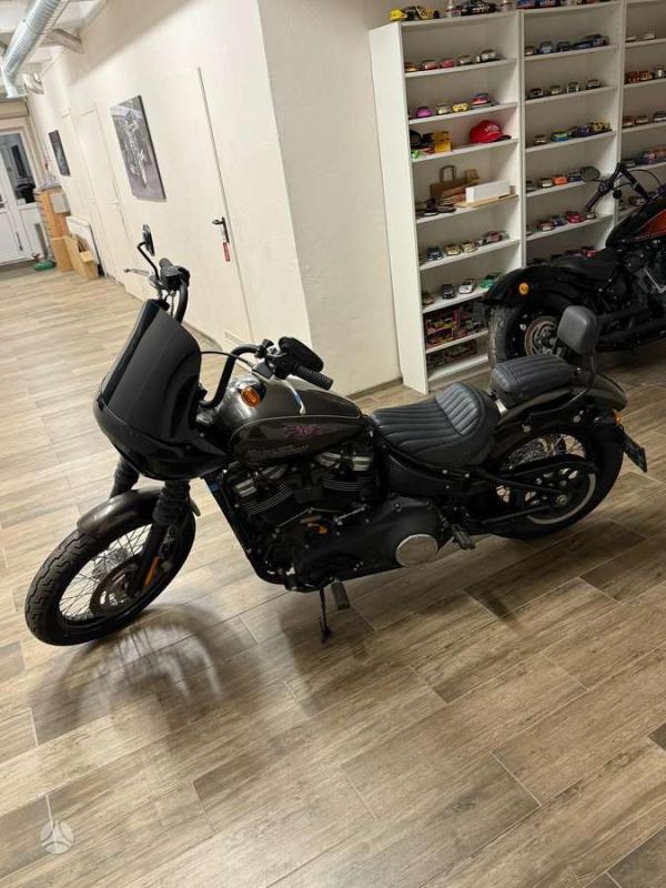Black Harley-Davidson Street Bob FXBB 2020 in Kaunas, with an engine capacity of 1.75 L and mileage of 3 thousand km for 9030 €, photo 4 on AUTOMOTO.COM.LV