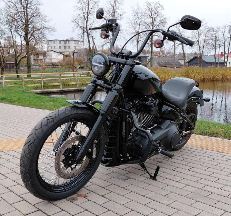 Black Harley-Davidson Street Bob FXBB 2021 in Raseiniai, with an engine capacity of 1.87 L and mileage of 12 thousand km for 10555 €, photo 1 on AUTOMOTO.COM.LV