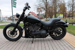 Black Harley-Davidson Street Bob FXBB 2021 in Raseiniai, with an engine capacity of 1.87 L and mileage of 12 thousand km for 10555 €, photo 2 on AUTOMOTO.COM.LV
