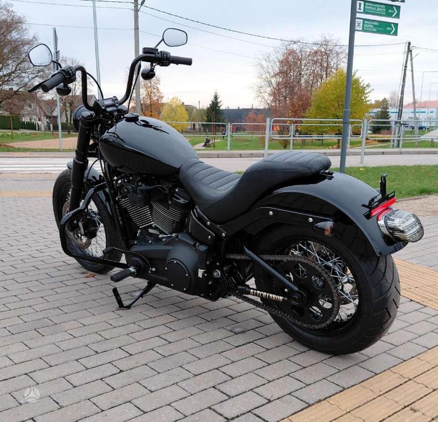 Black Harley-Davidson Street Bob FXBB 2021 in Raseiniai, with an engine capacity of 1.87 L and mileage of 12 thousand km for 10555 €, photo 3 on AUTOMOTO.COM.LV