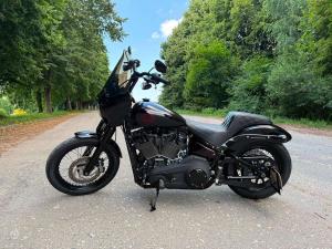 Melns Harley-Davidson Street Bob FXBB 2021 Tauragė, ar dzinēja tilpumu 1.87 L un nobraukumu 12 tūkst. km par 12700 €, foto  vietnē AUTOMOTO.COM.LV