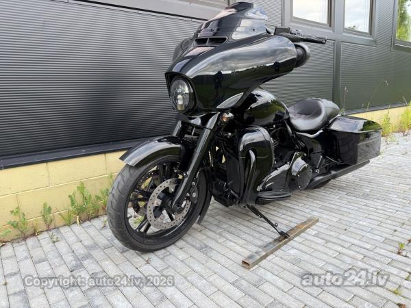 Black Harley-Davidson Street Glide 2015 in Tartu, with an engine capacity of 1.69 L and mileage of 44 thousand km for 13400 €, photo 1 on AUTOMOTO.COM.LV