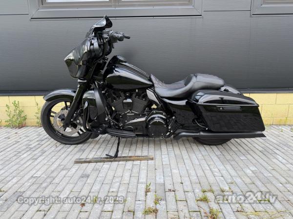 Black Harley-Davidson Street Glide 2015 in Tartu, with an engine capacity of 1.69 L and mileage of 44 thousand km for 13400 €, photo 2 on AUTOMOTO.COM.LV
