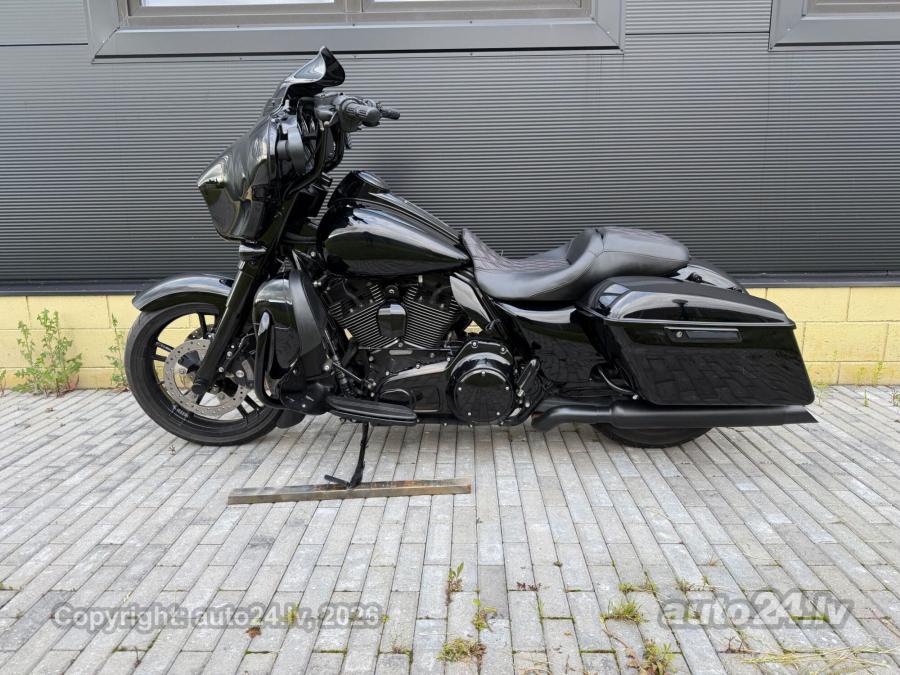 Black Harley-Davidson Street Glide 2015 in Tartu, with an engine capacity of 1.69 L and mileage of 44 thousand km for 13400 €, photo 3 on AUTOMOTO.COM.LV