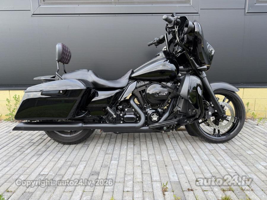 Black Harley-Davidson Street Glide 2015 in Tartu, with an engine capacity of 1.69 L and mileage of 44 thousand km for 13400 €, photo 5 on AUTOMOTO.COM.LV