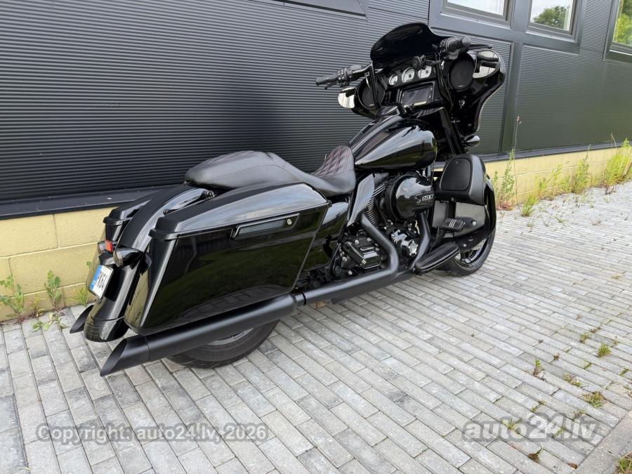 Black Harley-Davidson Street Glide 2015 in Tartu, with an engine capacity of 1.69 L and mileage of 44 thousand km for 13400 €, photo 6 on AUTOMOTO.COM.LV