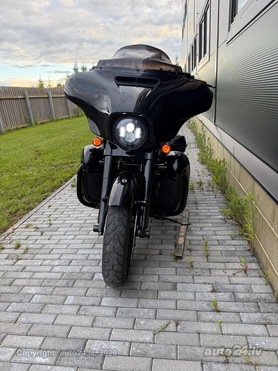Black Harley-Davidson Street Glide 2015 in Tartu, with an engine capacity of 1.69 L and mileage of 44 thousand km for 13400 €, photo 8 on AUTOMOTO.COM.LV