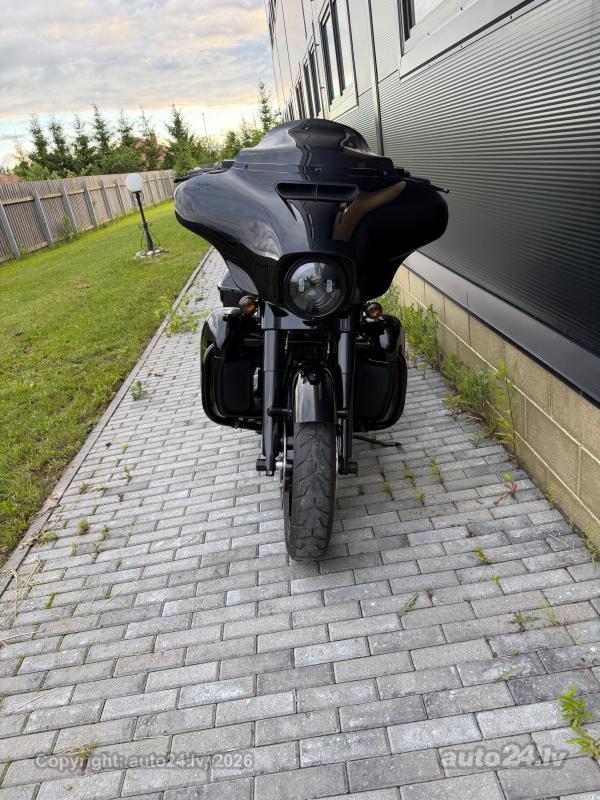 Black Harley-Davidson Street Glide 2015 in Tartu, with an engine capacity of 1.69 L and mileage of 44 thousand km for 13400 €, photo 8 on AUTOMOTO.COM.LV