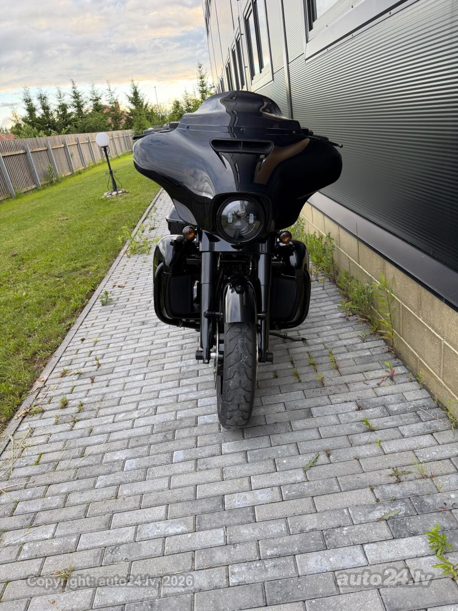 Black Harley-Davidson Street Glide 2015 in Tartu, with an engine capacity of 1.69 L and mileage of 44 thousand km for 13400 €, photo 9 on AUTOMOTO.COM.LV