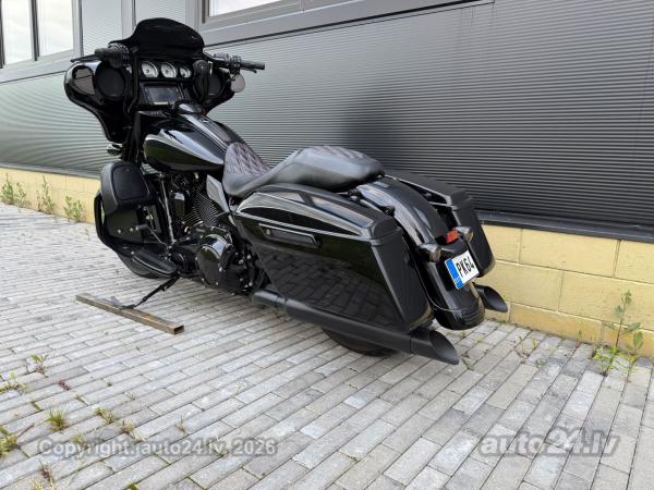 Black Harley-Davidson Street Glide 2015 in Tartu, with an engine capacity of 1.69 L and mileage of 44 thousand km for 13400 €, photo 9 on AUTOMOTO.COM.LV